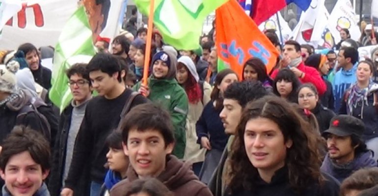 Marcha estudiantil tuvo 3 recorridos en la capital - Chilevisión