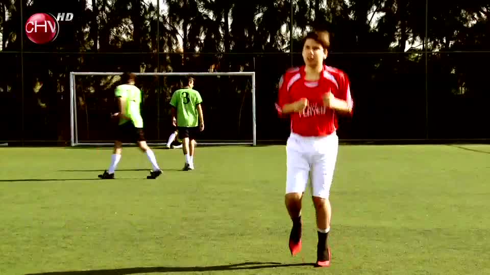 ¿Cómo será jugar fútbol con tacos? - Chilevisión
