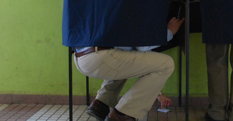 Hombre defecó en cámara secreta para votar - Chilevisión