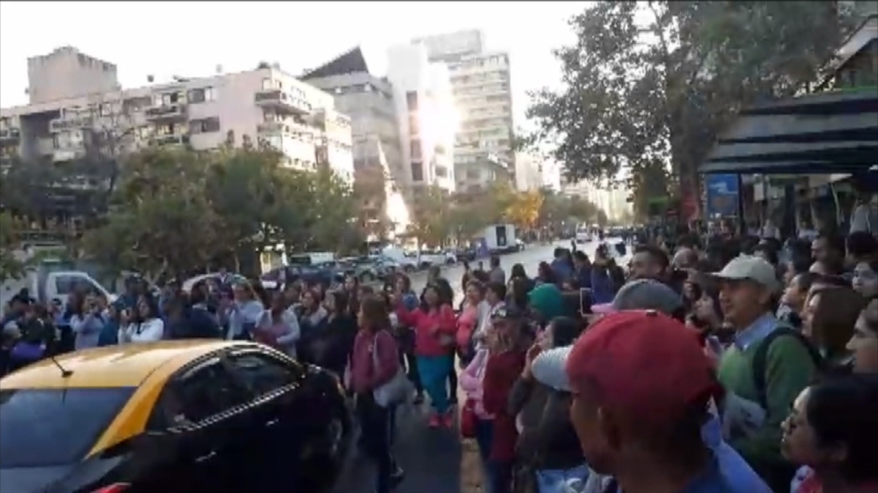 Los pasajeros se cansaron y cortaron la calle porque la micro no pasaba ...