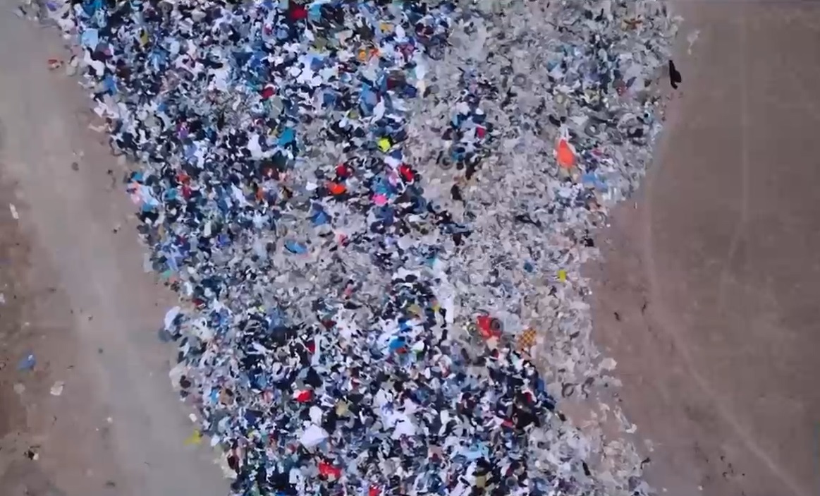 Impactantes cementerios de ropa usada en pleno desierto de Atacama ...