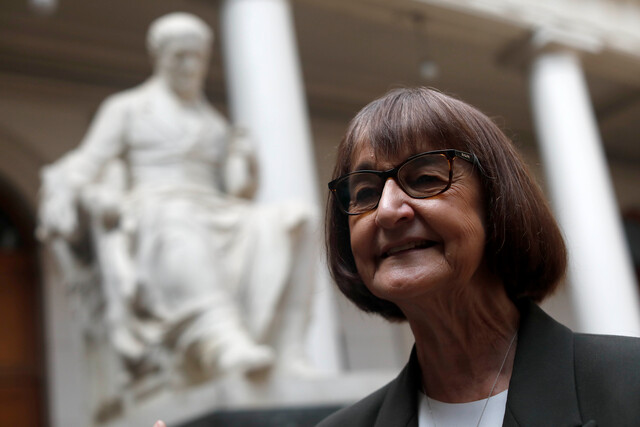 Histórico: Rosa Devés asume como la primera rectora de la Universidad ...