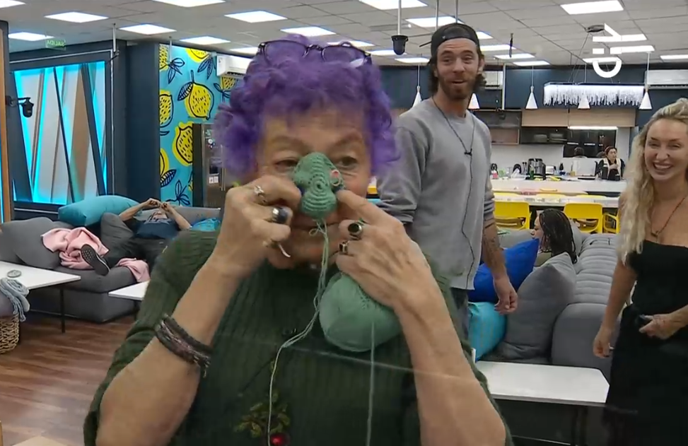 "Para el Ariel": Señora Mónica se la jugó al tejer particular nariz de ...