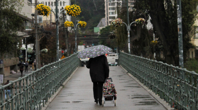 ¿Sigue la lluvia o sale el sol? Revisa el pronóstico para Santiago y ...