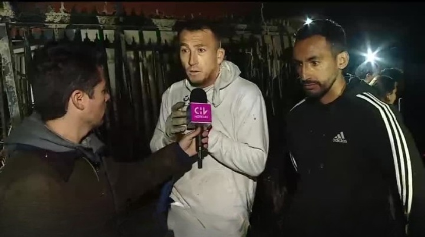 Jugadores de Curicó Unido se pusieron la camiseta ayudando a ...