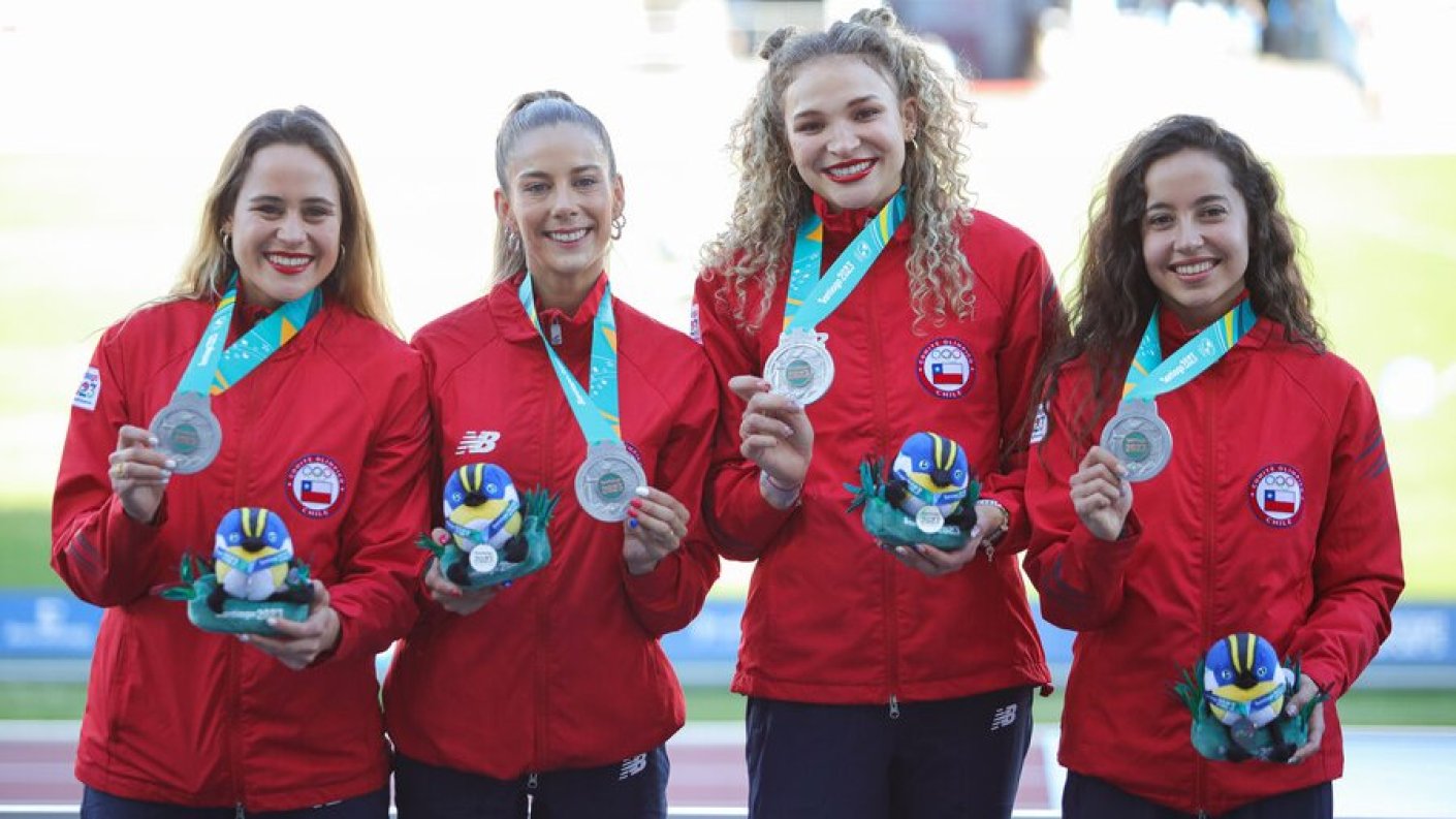 Emoción y sonrisas: Así fue la histórica entrega de medallas de la 4x100 femenina de los ...