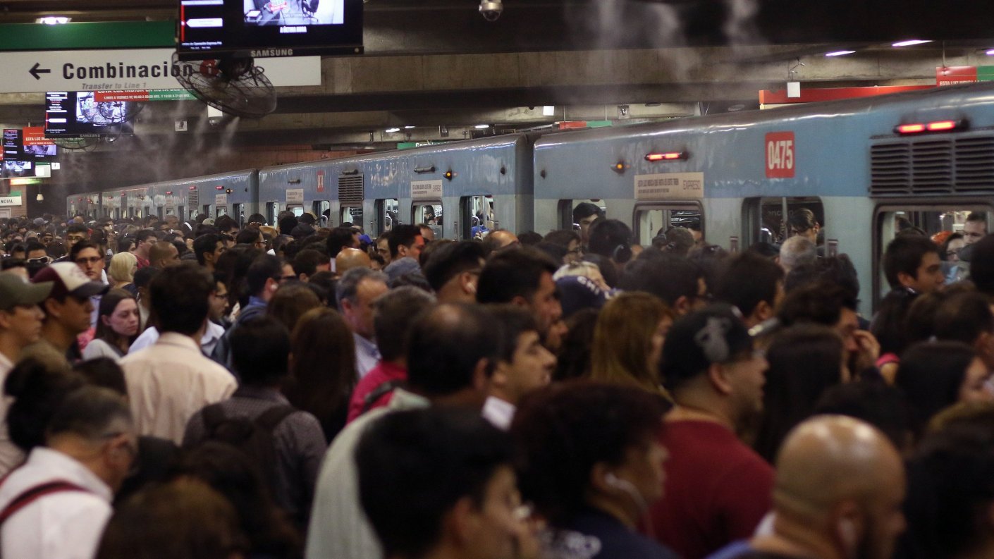 Metro de Santiago informa retraso en frecuencia de trenes de la Línea 1 - Chilevisión